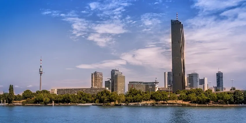 Donauturm mitten im Donaupark in Wien